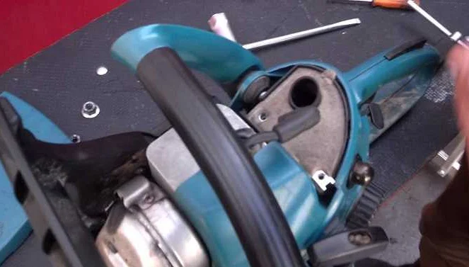 Как правильно отрегулировать масло на бензопиле Makita DCS4610 ...